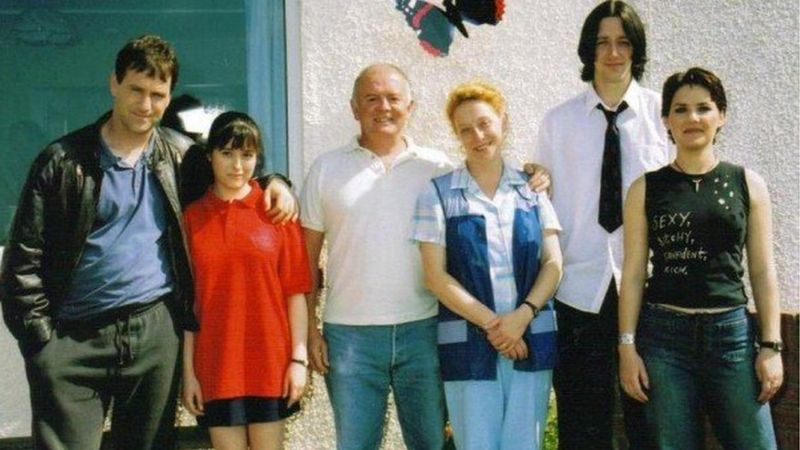 Jennifer Jones: O'r byd actio i gyflwyno Wales Today - BBC Cymru Fyw