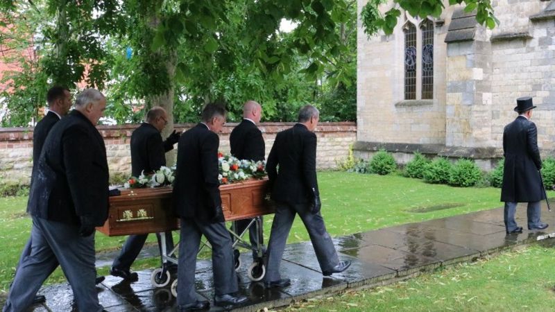 Frank Connell: Hundreds attend funeral for fundraising barber - BBC News
