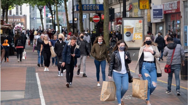 People have last night out before second England lockdown - BBC News