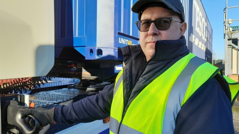 Climate change: Tesco using electric lorries in 'UK first' - BBC News