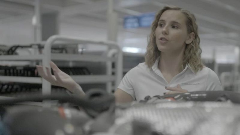 McLaren supercars: Female engineers on their dream job - BBC News