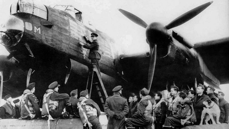 Lancaster Bomber crews reunite at WW2 plane factory - BBC News