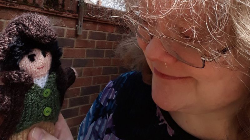 Poldark knitted figures 'go global' - BBC News