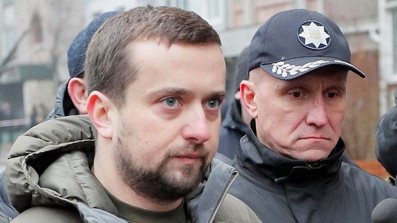 Top Ukrainian officials quit in anti-corruption drive - BBC News