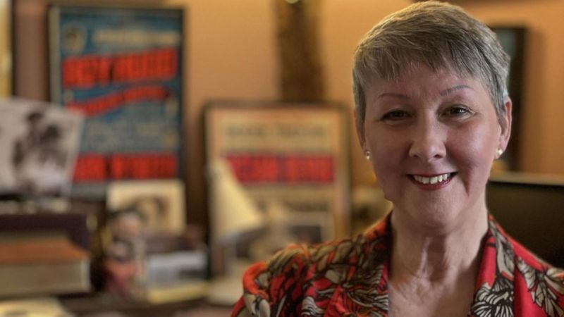 Bury St Edmunds: Statue bid to commemorate star Roy Hudd - BBC News