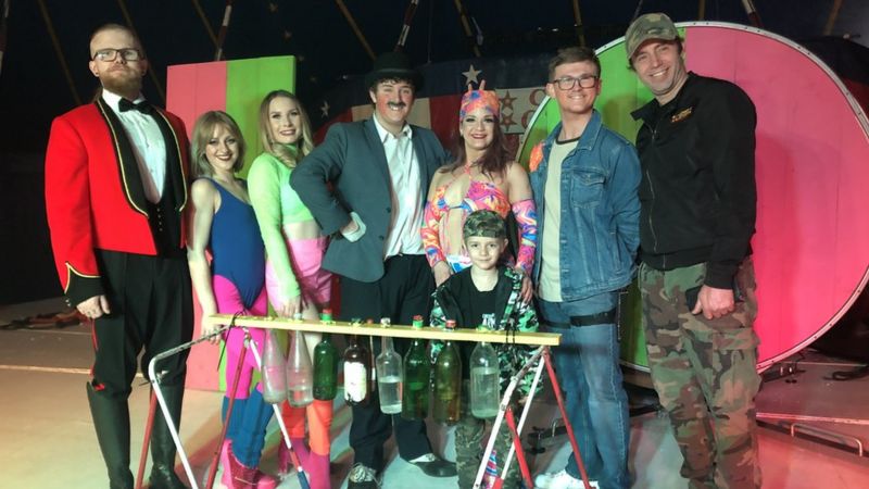 Tenth-generation Circus Ginnett act thrilled by laughing crowd - BBC News