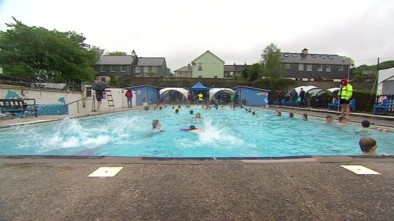 Ashburton swimming pool saved by its community - BBC News