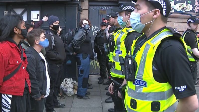 Protesters block Edinburgh immigration detentions - BBC News