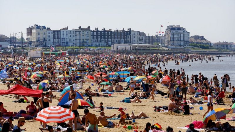 In pictures: Summer arrives in Britain - BBC News