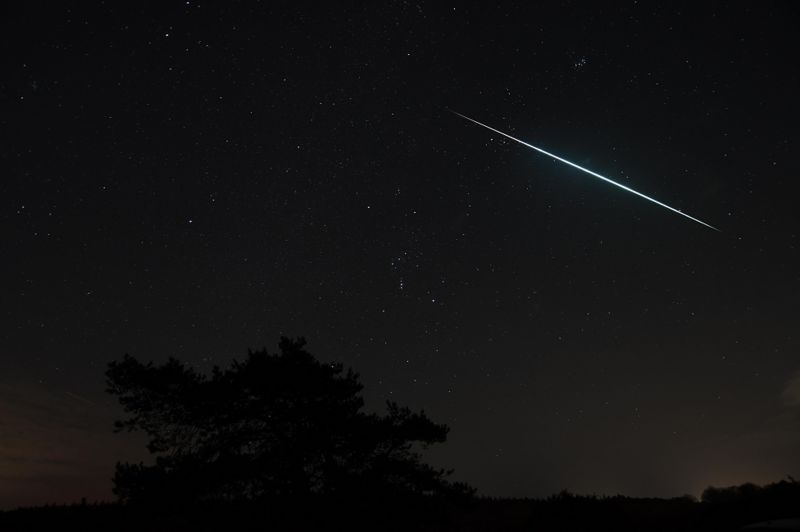 Geminid meteor shower lights up night sky - BBC News