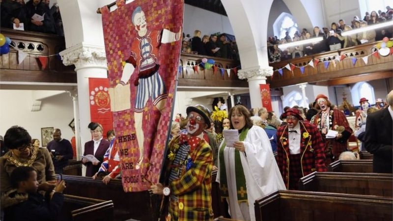 London clown congregation marks 70th circus celebration - BBC News