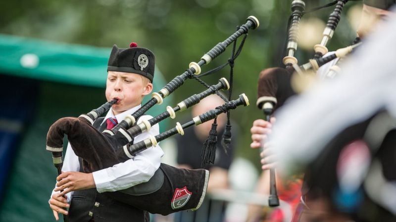 In pictures: European Pipe Band Championships in Inverness - BBC News