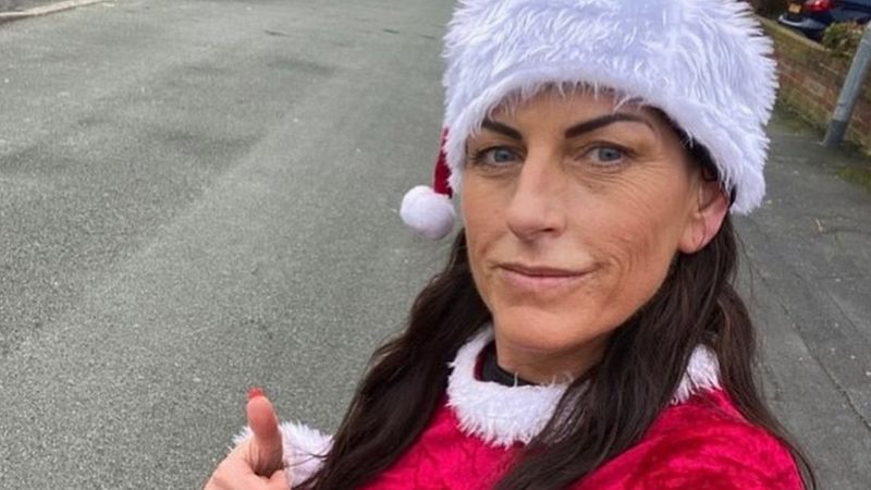 Tinsel Tracy: Runner completes Christmas Day ultramarathon - BBC News