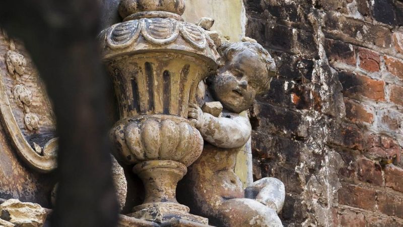 Fire-hit stately home Clandon Park House salvage praised - BBC News