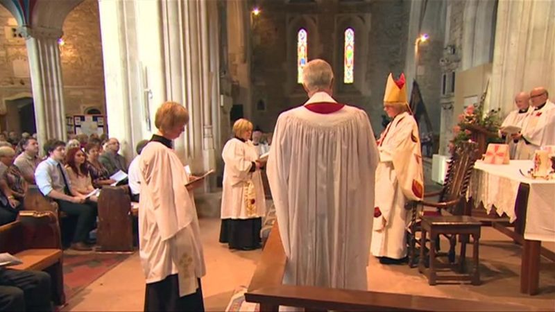 Woman bishop leads first Church of England ordination service - BBC News