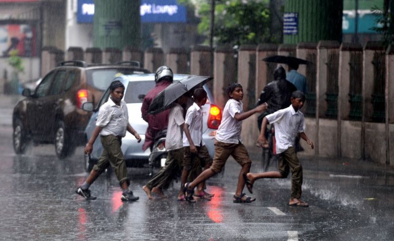 Heavy monsoon rain sparks fear for India's Chennai - BBC News