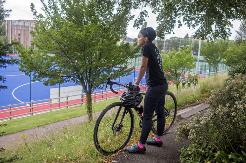 The women with a passion for cycling - BBC News
