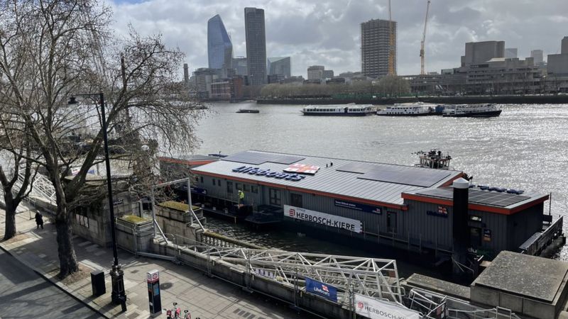 Busiest RNLI station arrives under Waterloo Bridge - BBC News