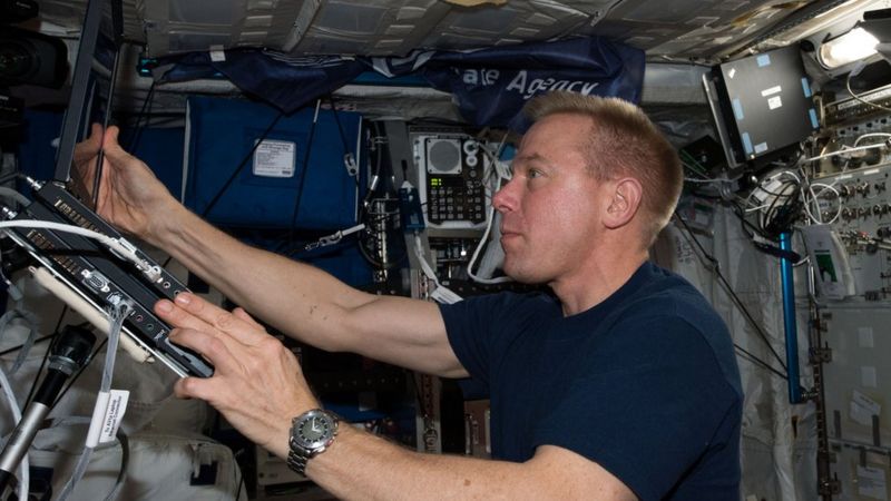 Tim Peake set for first spacewalk by British astronaut - BBC News