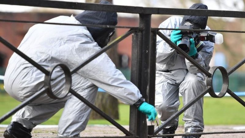 Skripal poisoning: Salisbury clean-up begins in bench area - BBC News