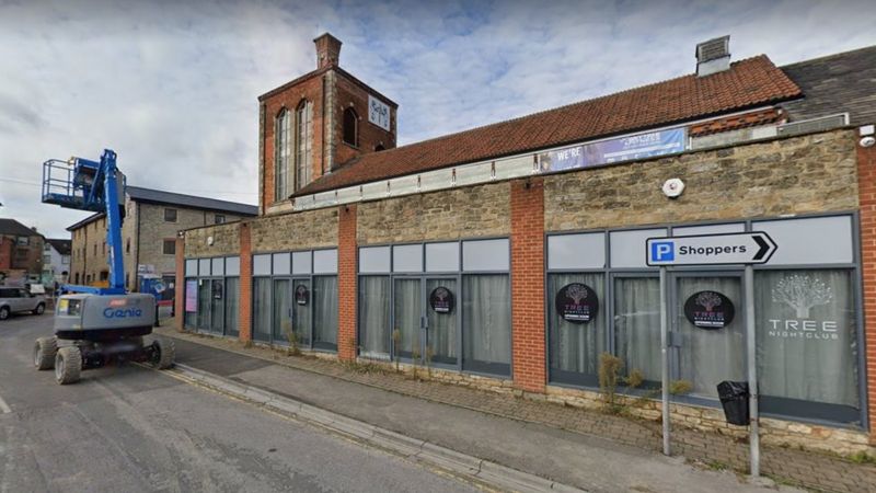 Arrest after boy, 17, stabbed in Swindon town centre brawl - BBC News