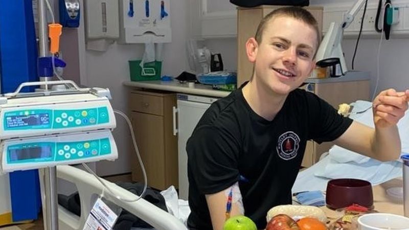 Reading father's stem cell transplant hope for boxer son - BBC News