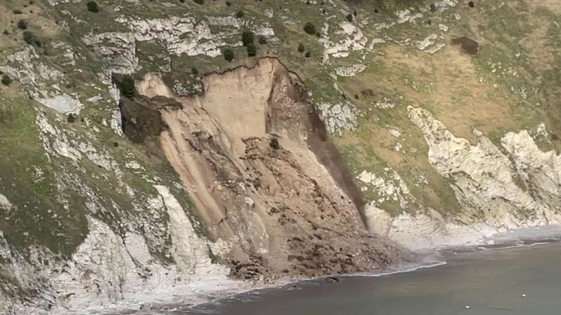 'Dramatic' landslide at popular Dorset beach - BBC News