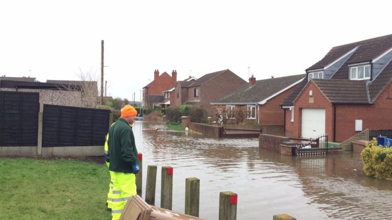 East Yorkshire flooding worsens as residents evacuated from homes - BBC ...