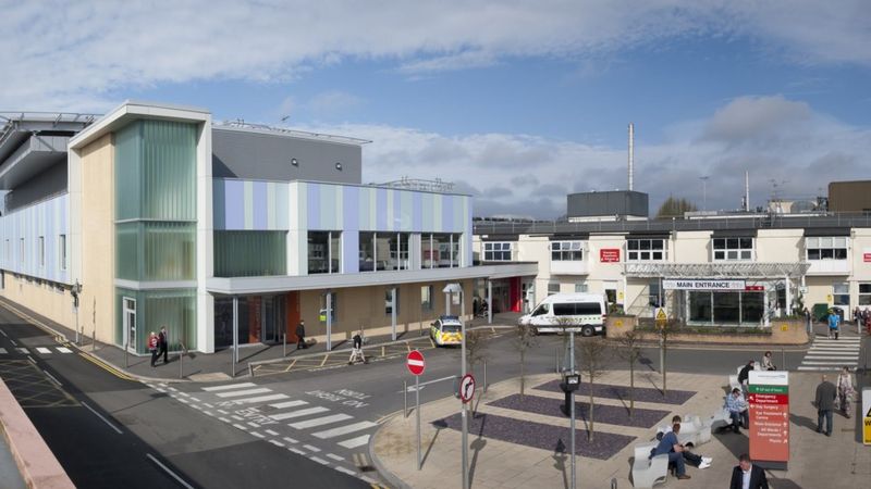 Covid-19: Bracknell couple's 'final meeting' in hospital - BBC News
