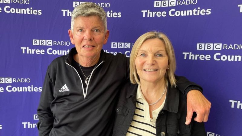 Luton: Pioneers of women's football honoured with blue plaque - BBC News