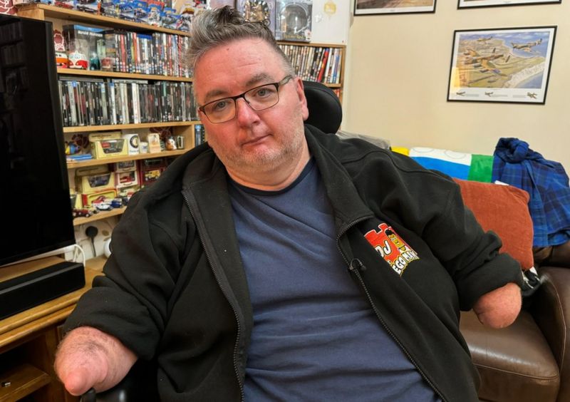 Disabled man without hands or legs is left without carers - BBC News