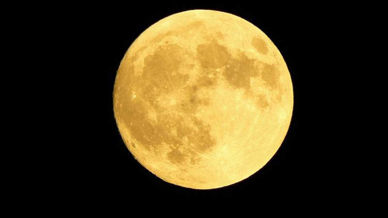 In pictures: Strawberry Moon rises over the south - BBC News