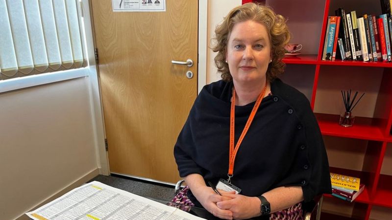 New Grantham school rota allows teachers to work from home - BBC News