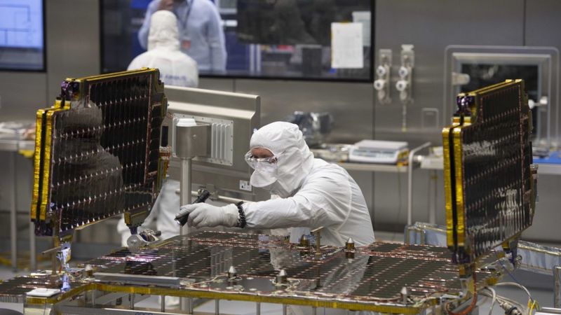 'Rosalind Franklin' Mars rover assembly completed - BBC News