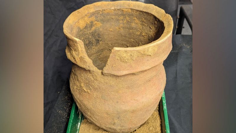 Intact Bronze Age pot found during excavation near Ely - BBC News