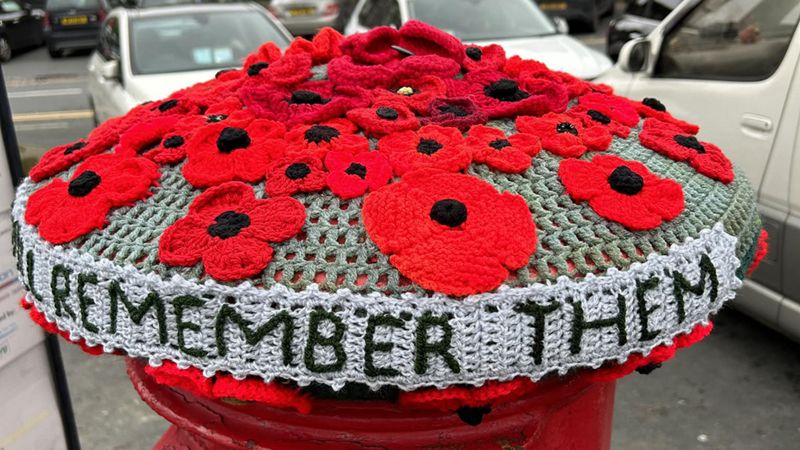 Yorkshire post box knitted toppers mark Remembrance weekend - BBC News