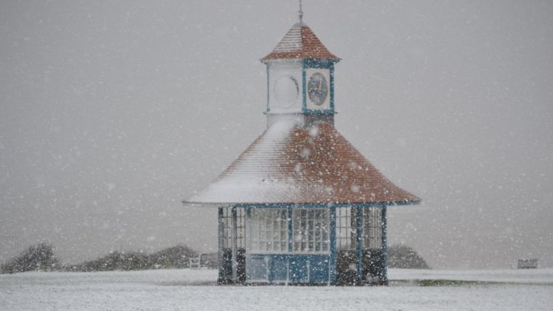 UK weather: Snow across England and Scotland in pictures - BBC News
