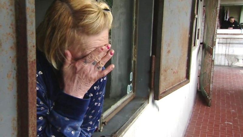 Coronavirus: Far-right Rome protest turns briefly violent - BBC News