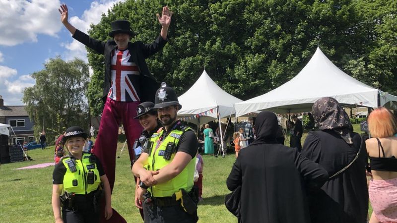 In Pictures: Jubilee parties held across the East - BBC News