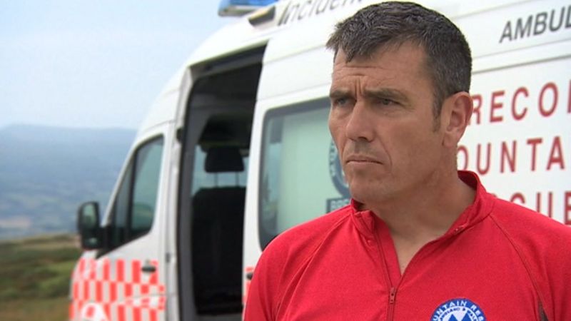 Niall McCann joins mountain rescue team who saved him - BBC News