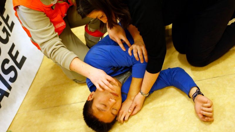 Paris free first aid training attracts thousands - BBC News