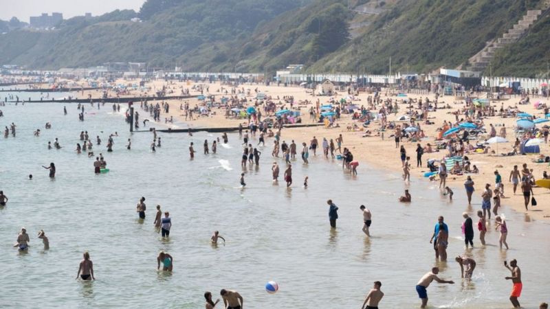 In Pictures: England soaks up more hot weather - BBC News