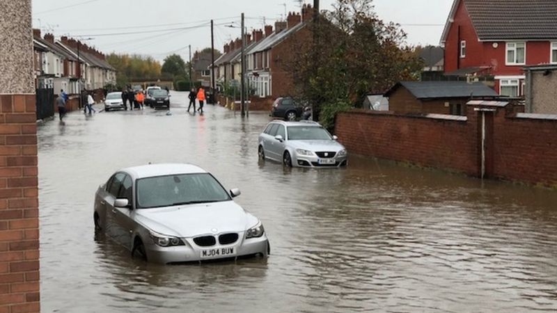 England flooding: River warnings and rail delays continue - BBC News