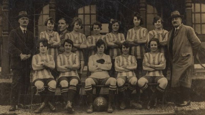 Reading Football Club's 150 years celebrated at exhibition - BBC News