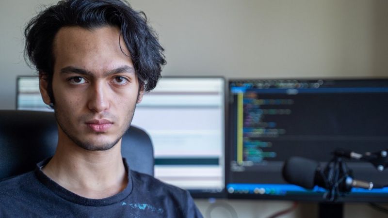 'Scorching-hot hacked computer burned my hand' - BBC News