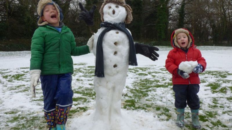Snow sweeps UK: Your pictures - BBC News