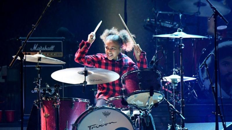 Drummer Nandi Bushell gets gold Blue Peter badge - BBC Newsround