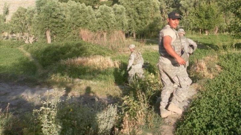 US Army officer brings Afghan interpreter to live with him - BBC News