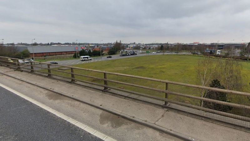 Hardwick: Man in 70s dies after crash on roundabout - BBC News