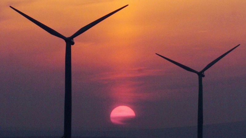 Hagshaw Hill: Turbines dismantled at Scotland's oldest wind farm - BBC News